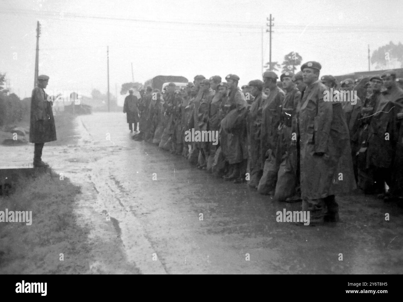 TROOPS IRISH UN SOLDIERS WALKING TO THEIR PLANE ELISABETHVILLE 22 ...