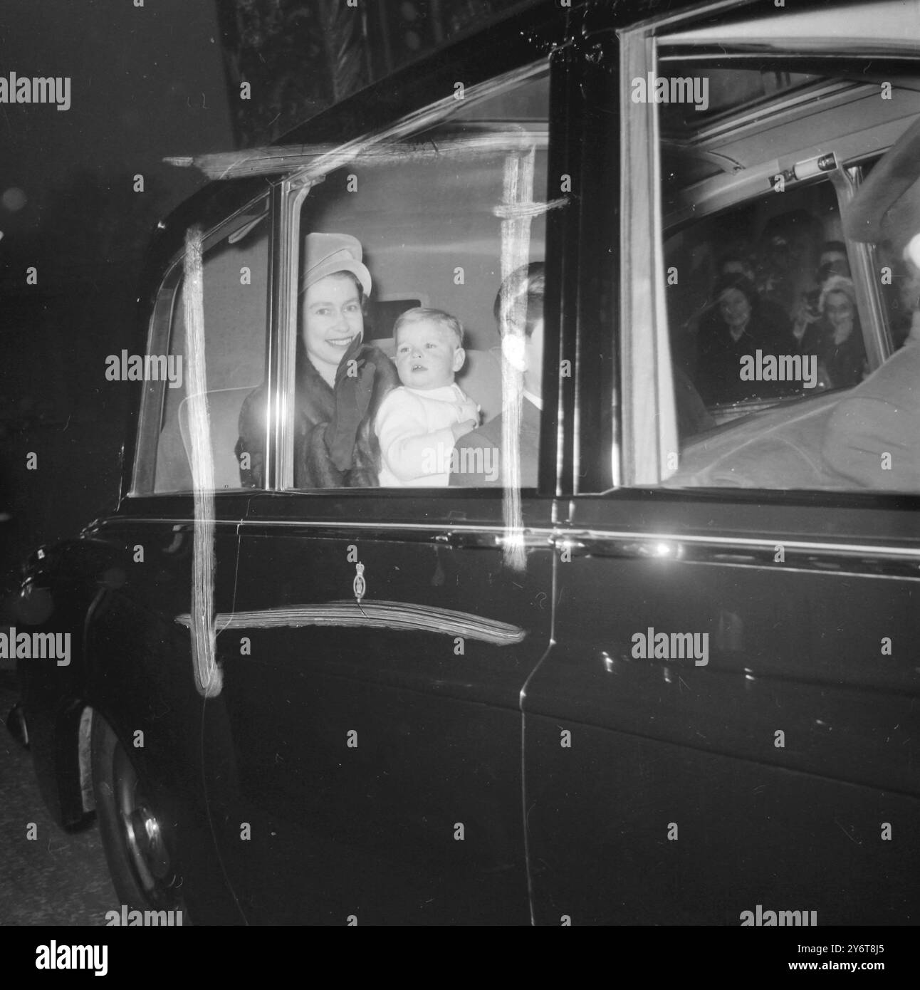 Queen elizabeth and prince andrew Black and White Stock Photos & Images ...