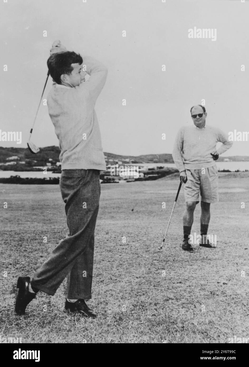US PRESIDENT JOHN F KENNEDY PLAYING GOLF IN BERMUDA / 16 DECEMBER 1961 ...
