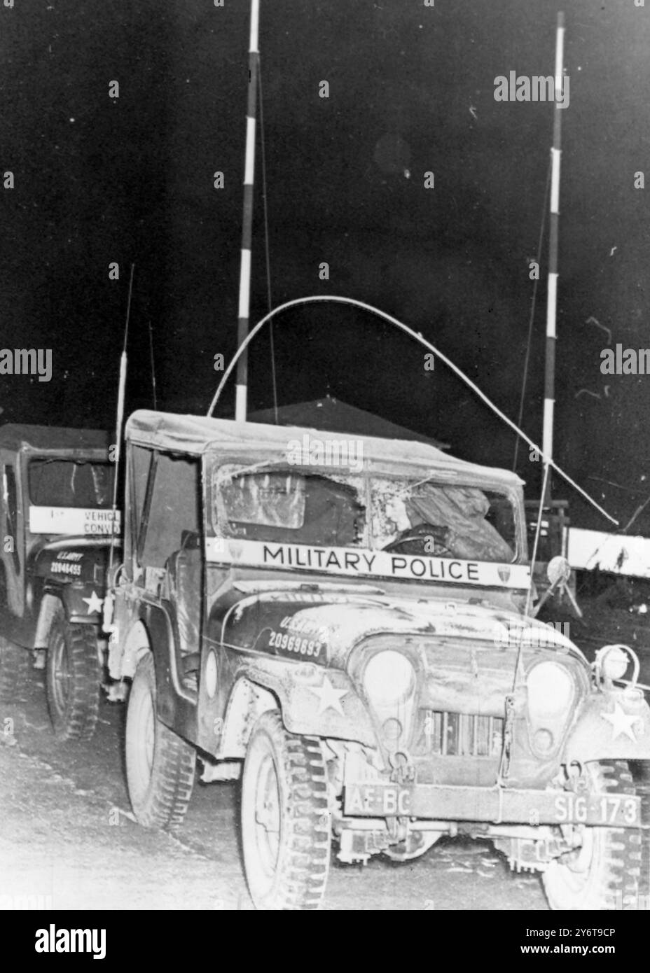 US ARMY CHECKPOINT BRAVO BERLIN 18 DECEMBER 1961 Stock Photo - Alamy