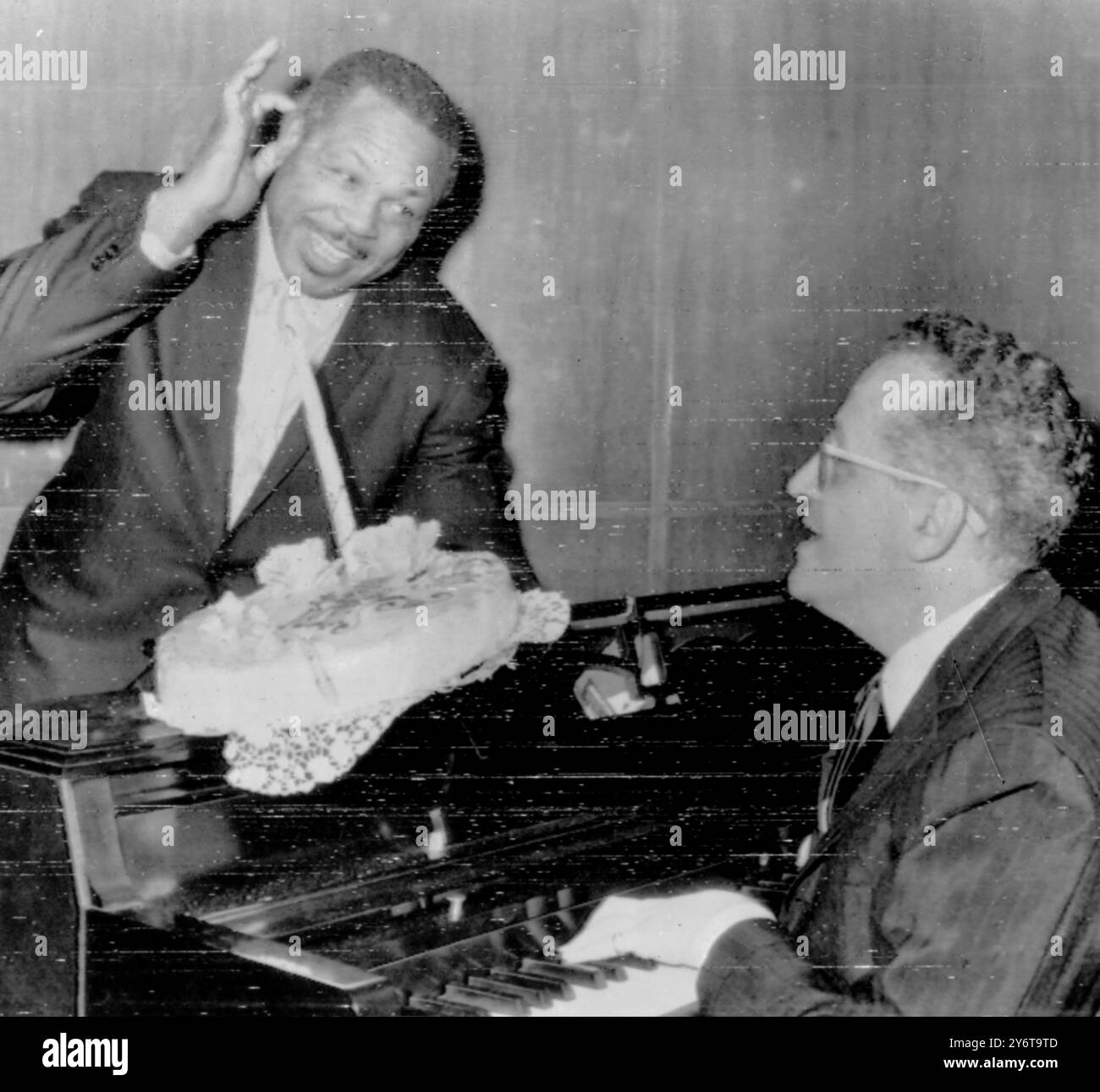 JOE KELLMANN WITH ARCHIE MOORE IN CHICAGO / 14 DECEMBER 1961 Stock ...