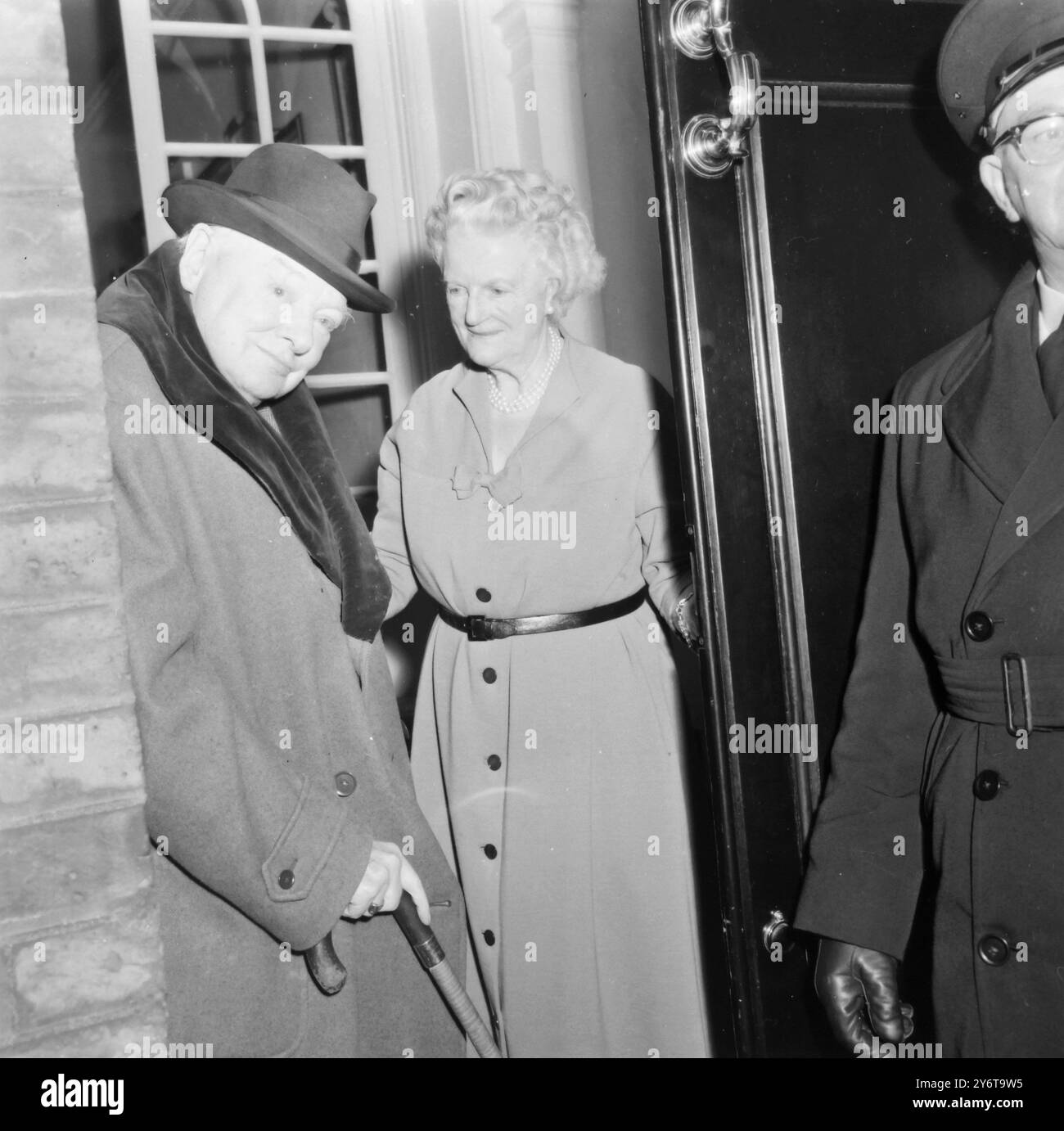 LADY CHURCHILL GREETS SIR WINSTON CHURCHILL / 13 DECEMBER 1961 Stock ...