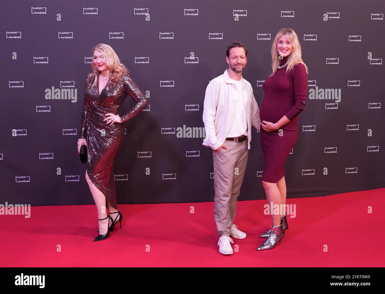 26 September 2024, Hamburg: Actress Sandra Quadflieg (l), stands next ...