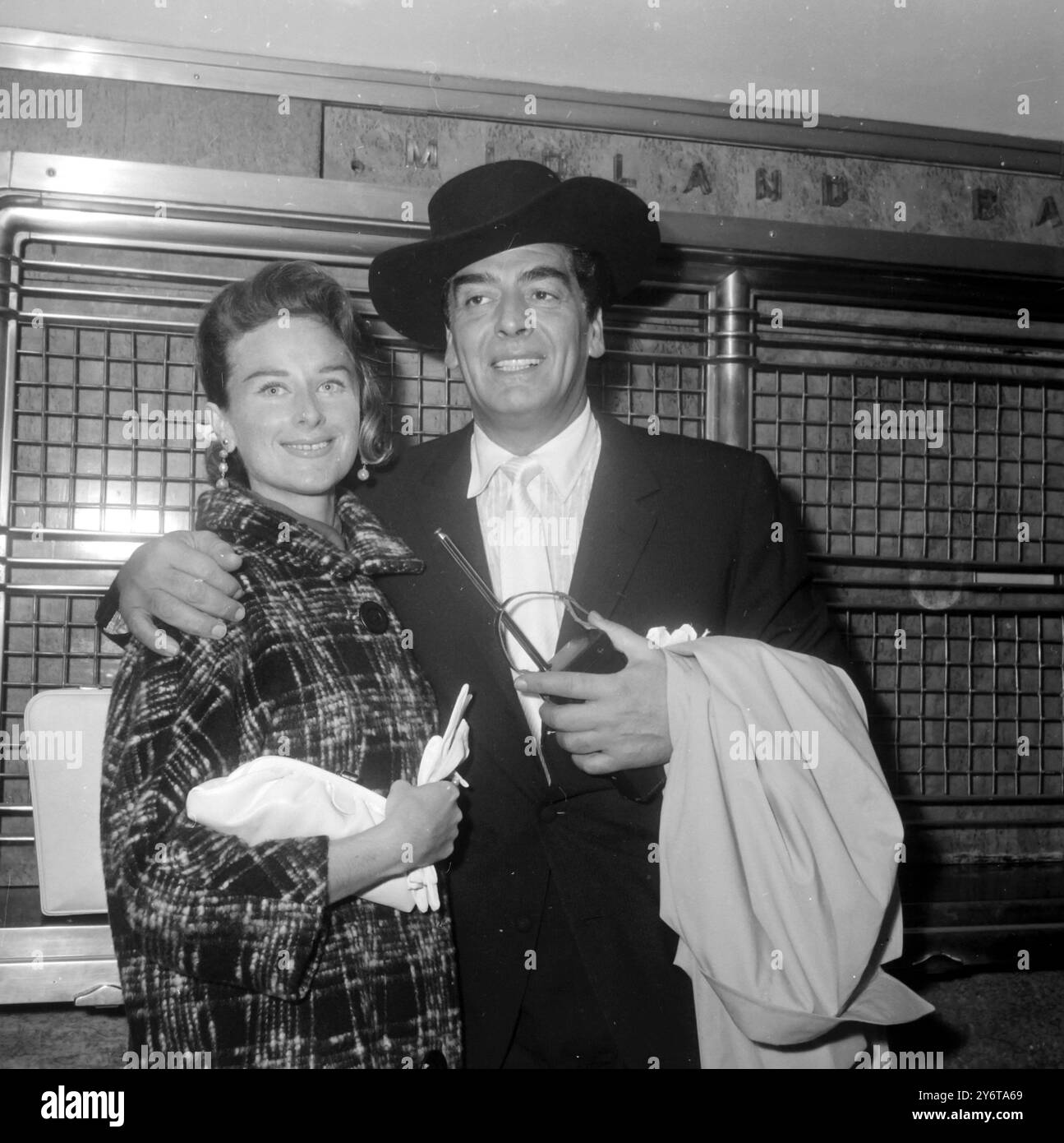 HOLLYWOOD ACTOR VICTOR MATURE WITH WIFE JOY IN SOUTHAMPTON 13 DECEMBER ...
