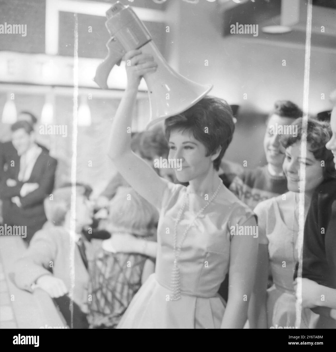 FILMS IT'S TRAD DAD + HELEN SHAPIRO WITH MEGAPHONE 11 DECEMBER 1961 ...