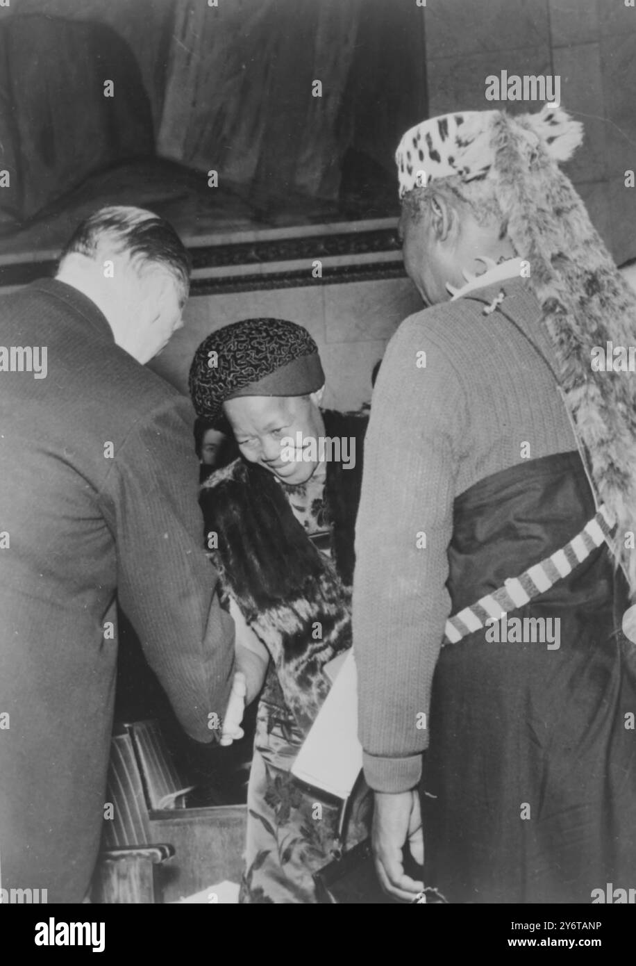 WIFE OF NOBEL PEACE PRIZE WINNER LUTHULI WITH KING OLAV IN OSLO / 10 ...