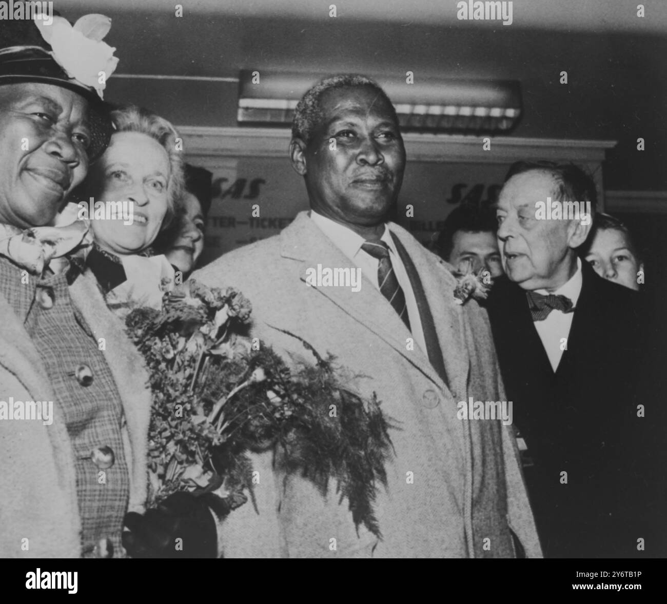 AFRICAN LEADER ALBERT LUTHULI A MR NOBEL PEACE PRIZE WINNER WITH WIFE ...