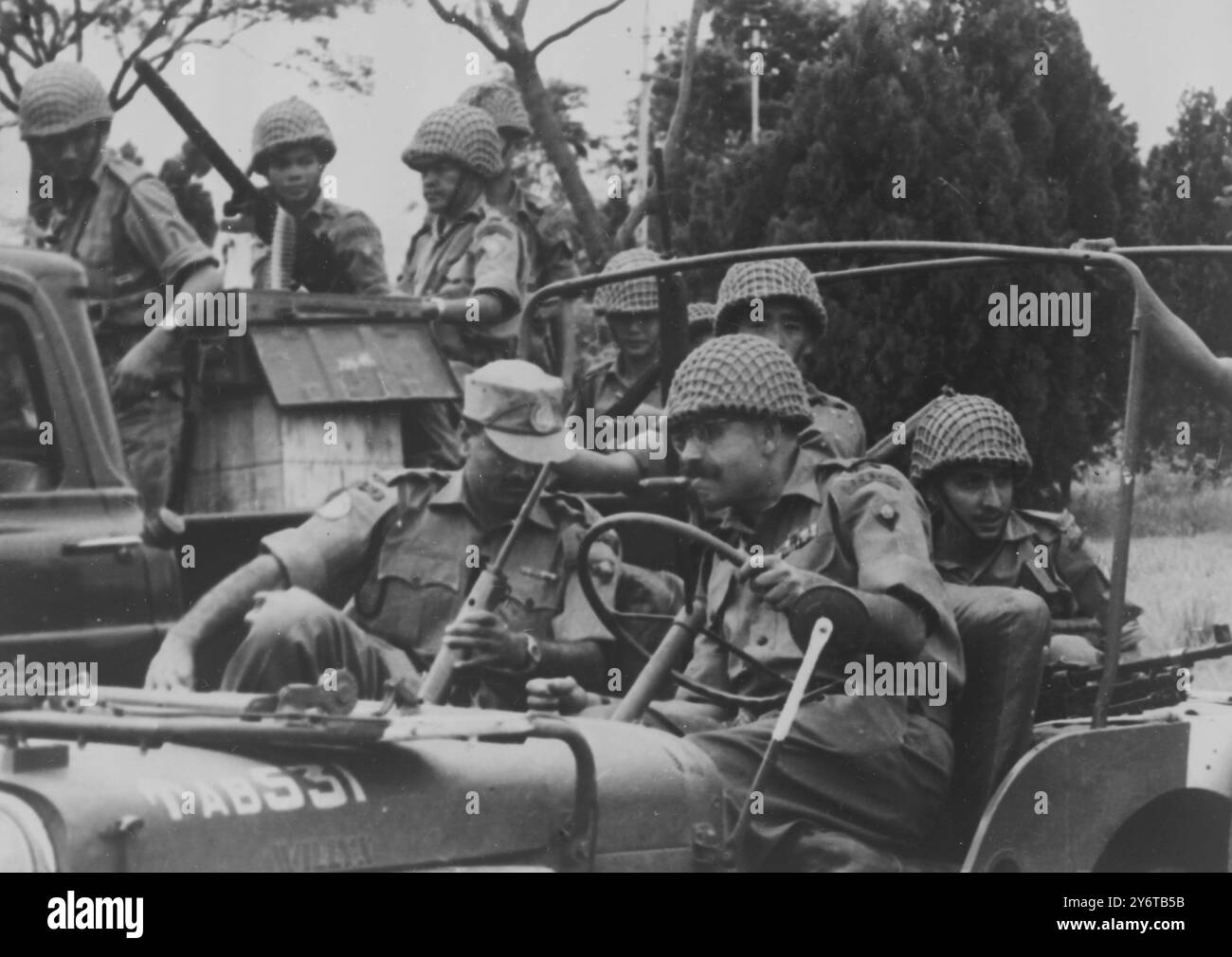 Carrying un vehicles hi-res stock photography and images - Alamy