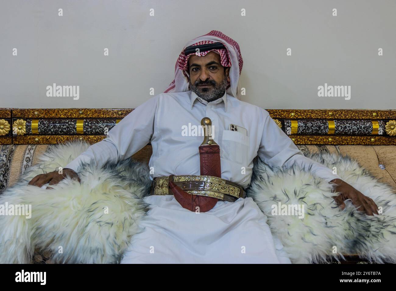 NAJRAN, SAUDI ARABIA - NOVEMBER 26, 2021: Elderly Yam tribe member in ...