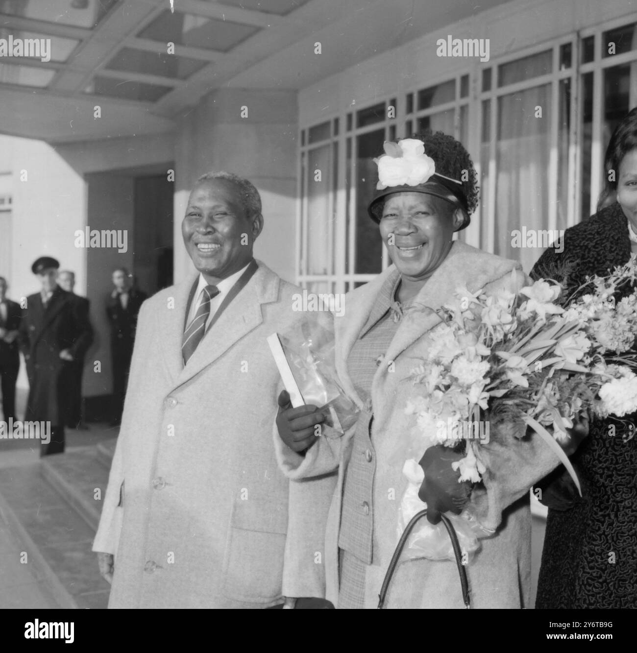 ALBERT LUTHULI WITH WIFE IN LONDON / 7 DECEMBER 1961 Stock Photo - Alamy
