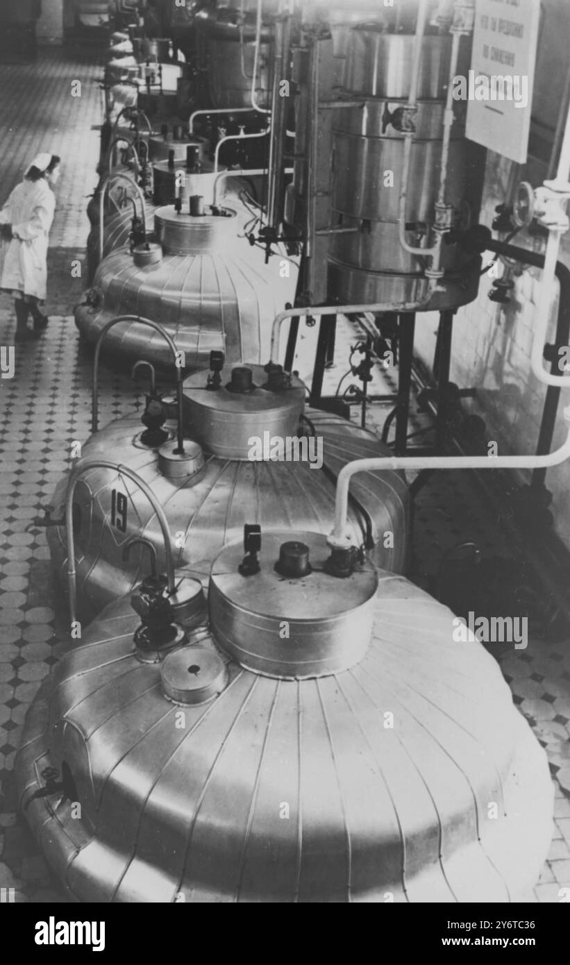 Soviet champagne hi-res stock photography and images - Alamy