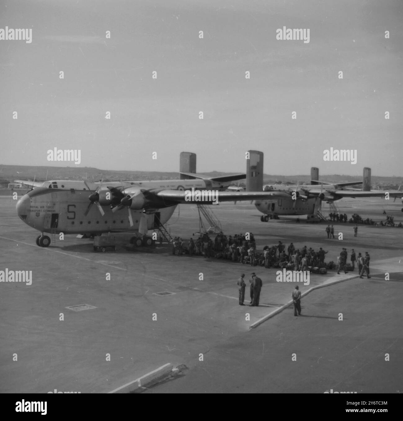 BRITISH ARMY RAF SOLDIERS DISEMBARK ON BEVERLEY TRANPORT 2 DECEMBER ...