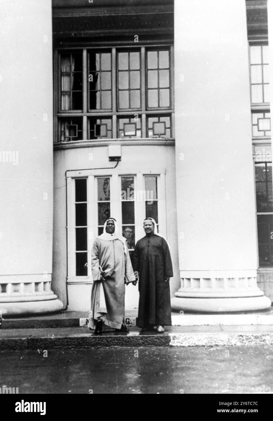 HOSPITALS ARAB MEMBERS KING SAUD ENTOURAGE OUTSIDE HOSPITAL 29 NOVEMBER ...