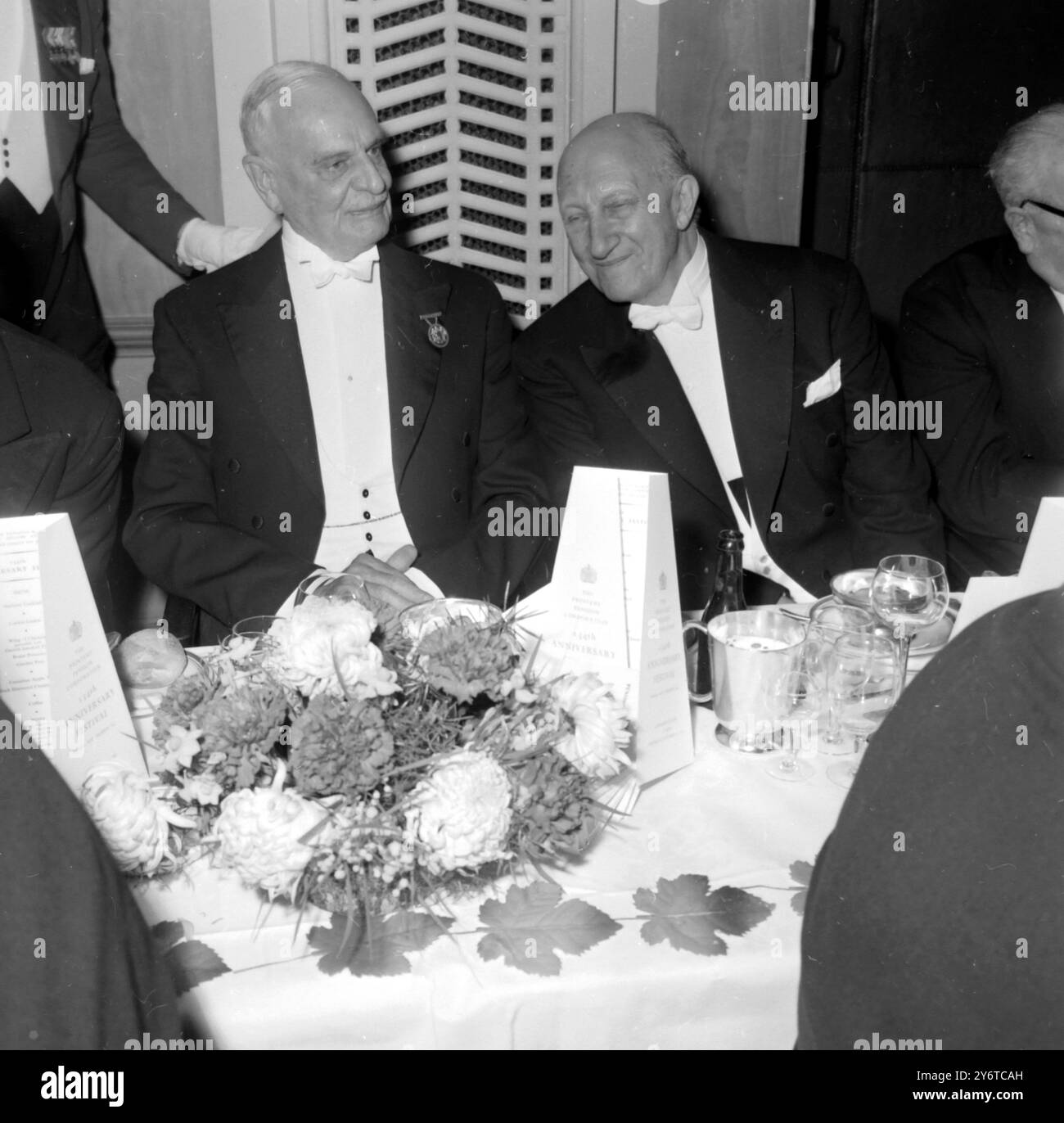 LORD ASTOR WITH VINCENT NAESSER IN LONDON 29 NOVEMBER 1961 Stock Photo ...