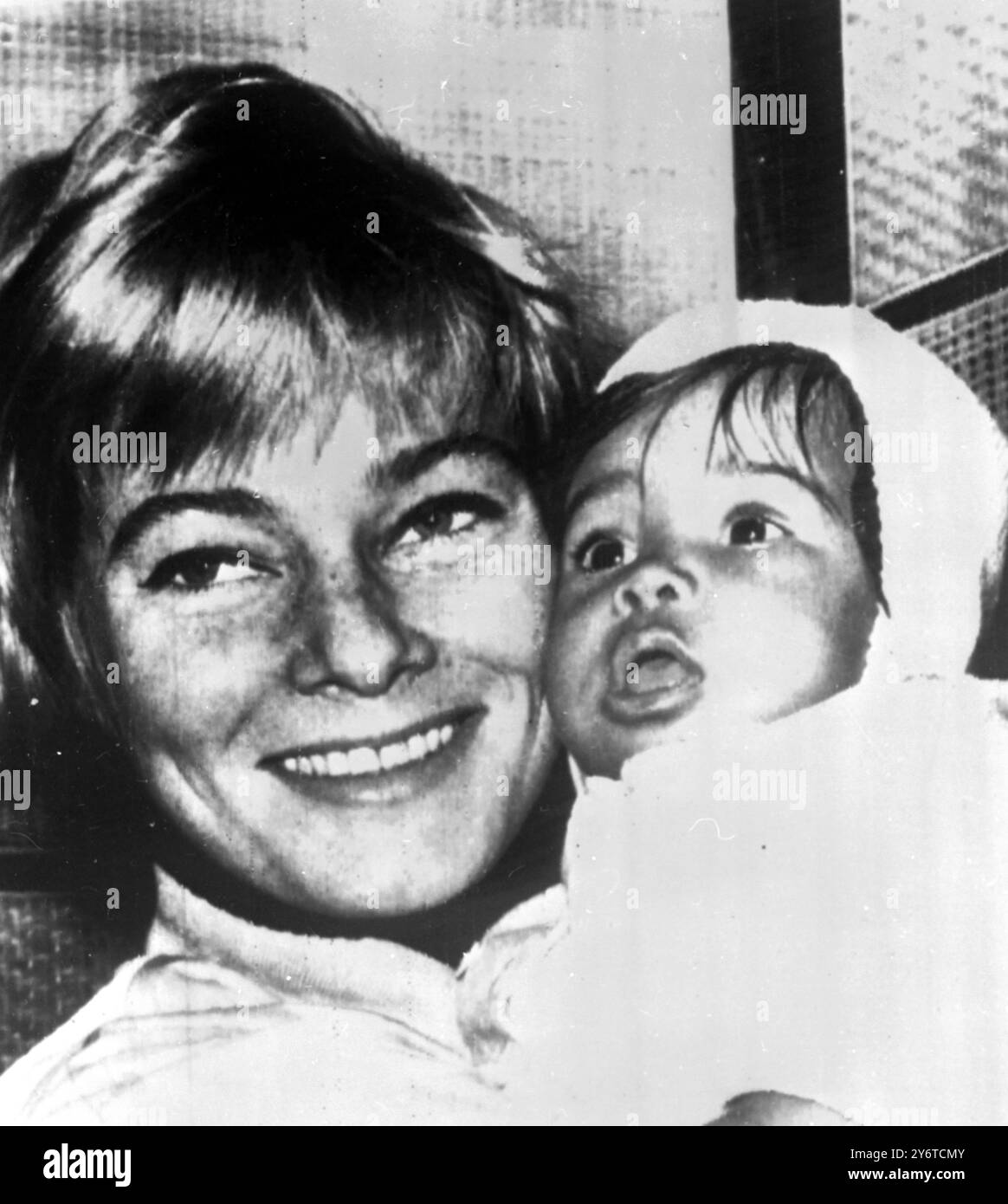 SWEDISH ACTRESS MAI BRITT WITH BABY TRACY / 26 NOVEMBER 1961 Stock ...