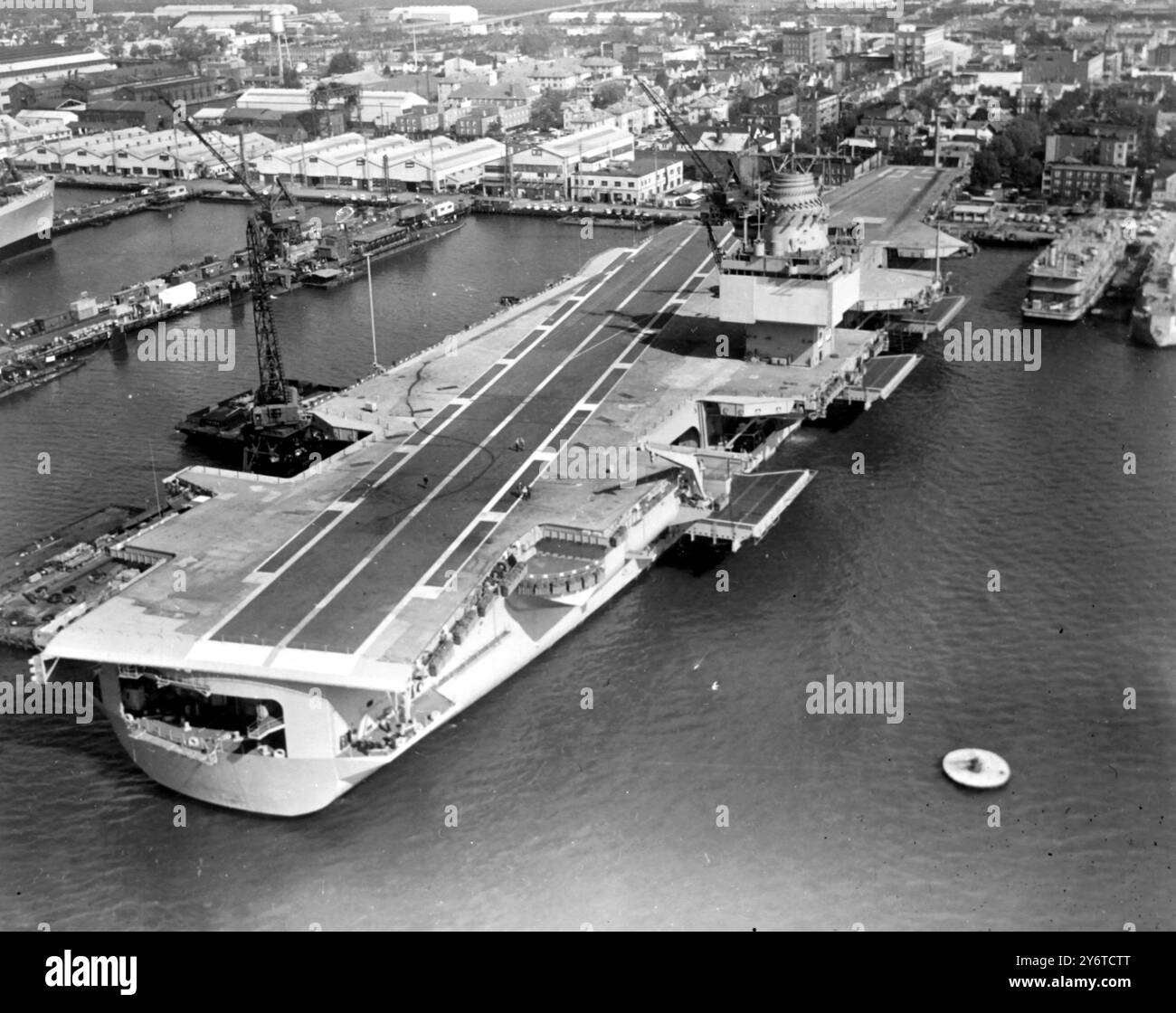 US NAVY USS ENTERPRISE AT NEWPORT NEWS VIRGINIA 27 NOVEMBER 1961 Stock ...