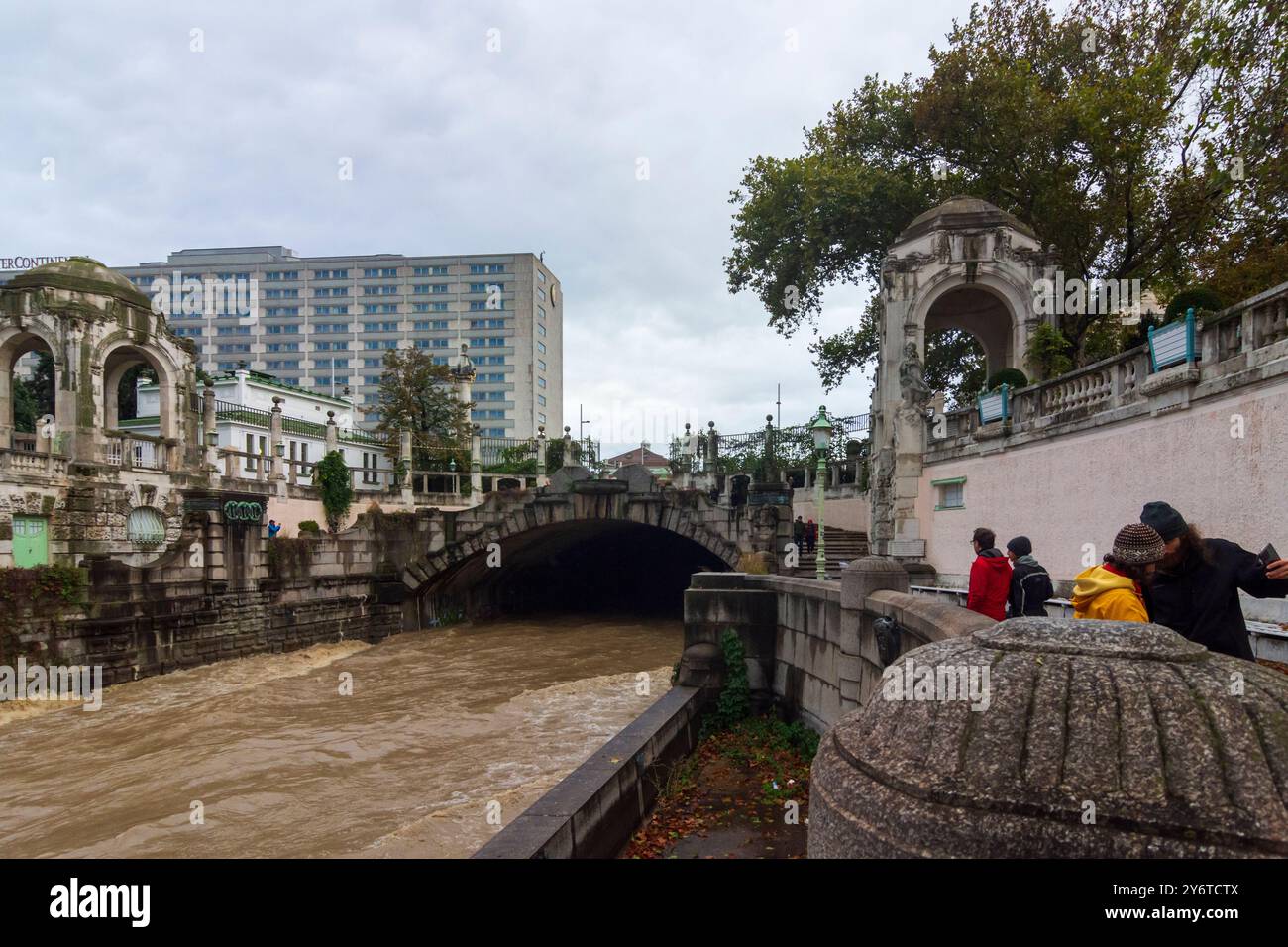 Vienna: flooded fully filled river Wien (Wienfluss), at park Stadtpark ...