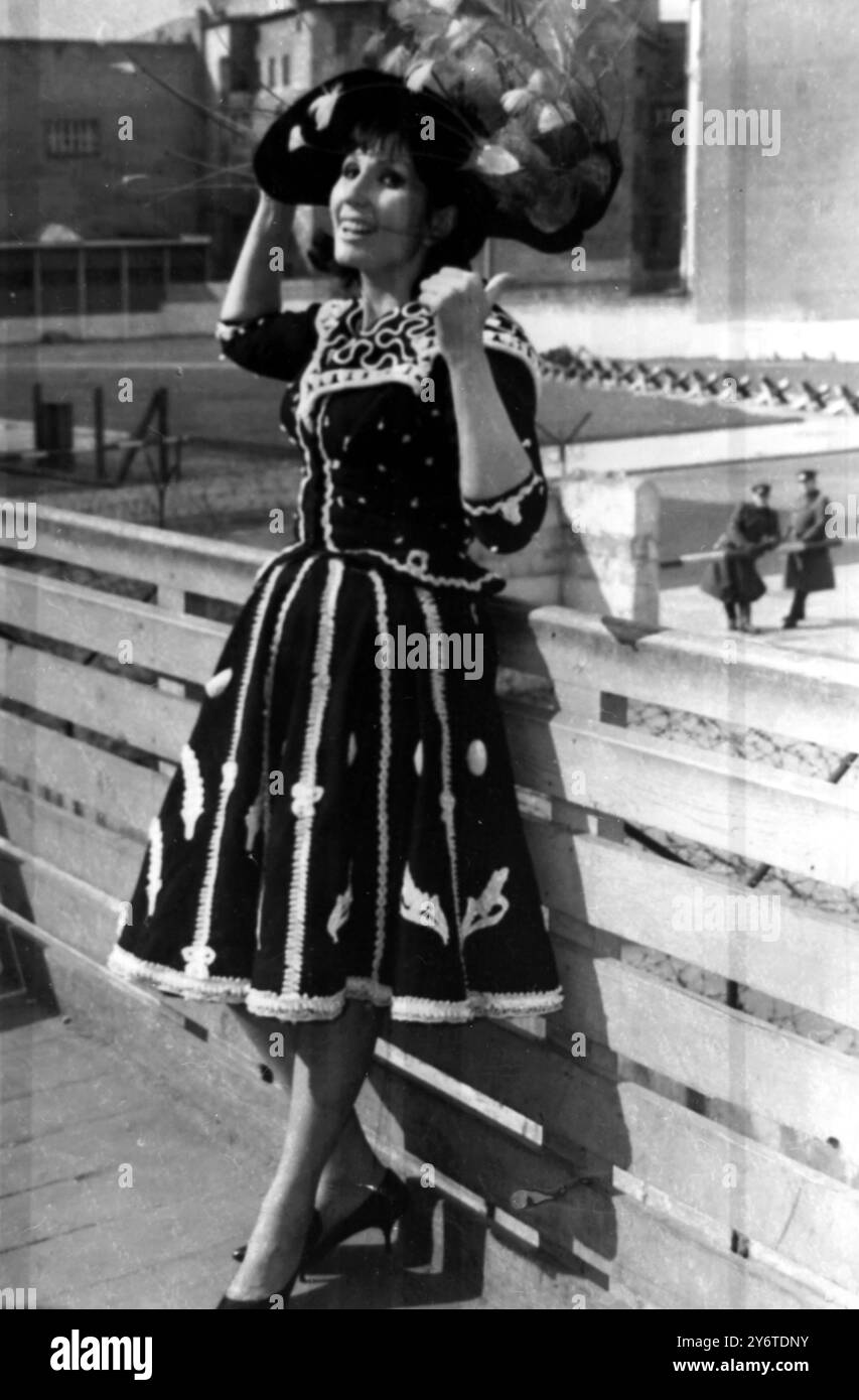 ALMA COGAN IN NAIROBI / 20 NOVEMBER 1961 Stock Photo - Alamy