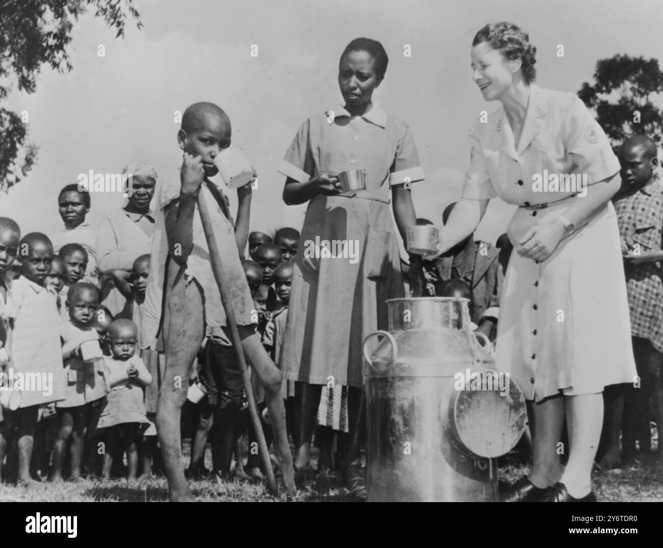 FAMINE FOOD GIVEN TO STARVING CHILDREN IN NAIROBI, KENYA 21 NOVEMBER ...