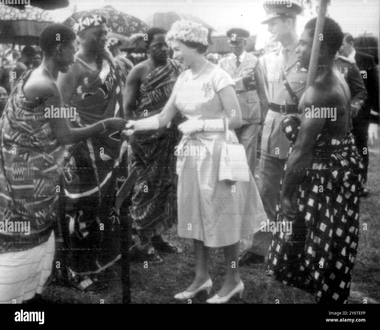 QUEEN ELIZABETH II UNDER UMBRELLA PASS TRIBESMEN KUMASI IN GHANA 15 ...