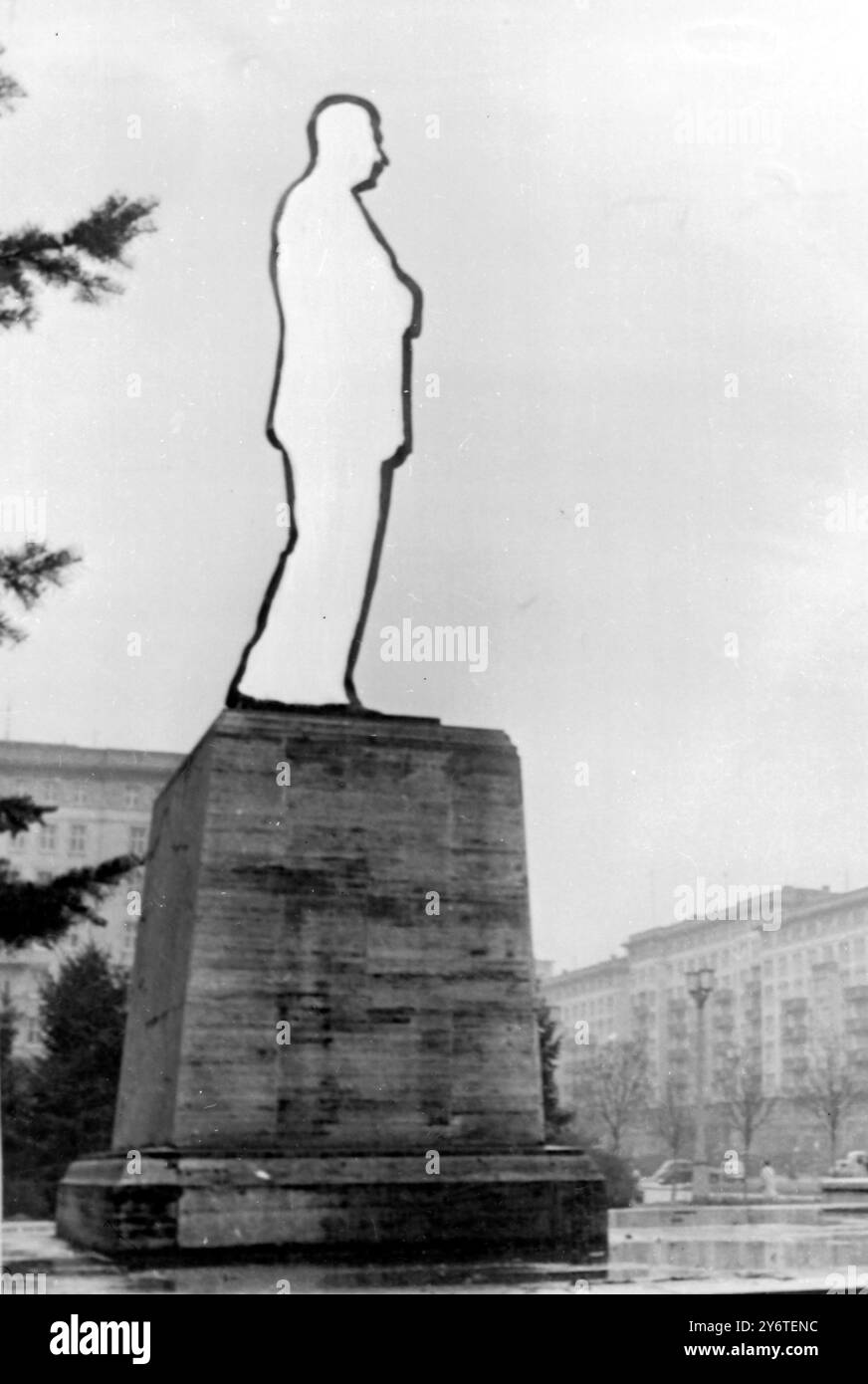 STATUE OF STALIN REMOVED FROM EAST BERLIN 14 NOVEMBER 1961 Stock Photo ...