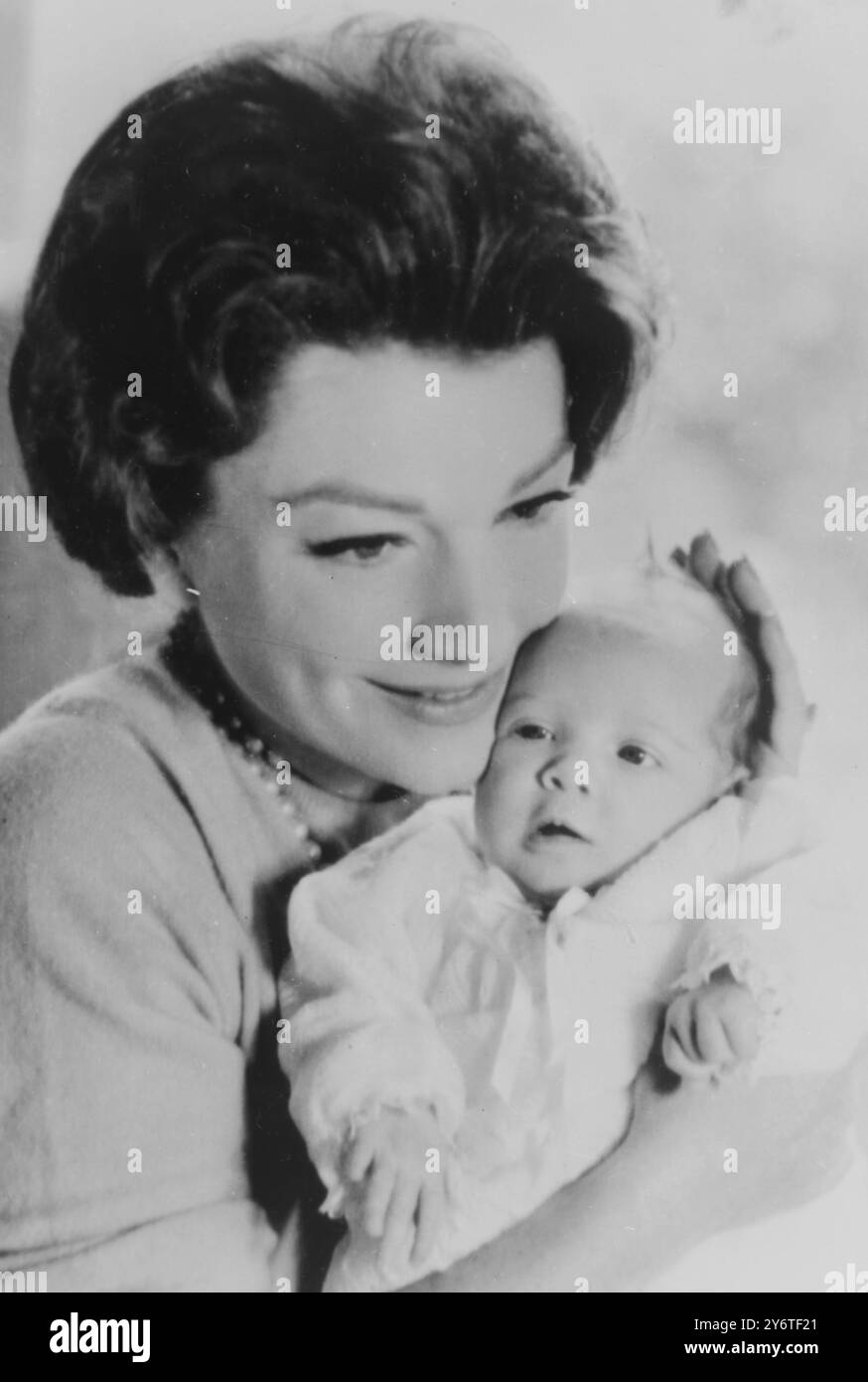 ANNE BAXTER WITH DAUGHTER MELISSA IN HOLLYWOOD 11 NOVEMBER 1961 Stock ...