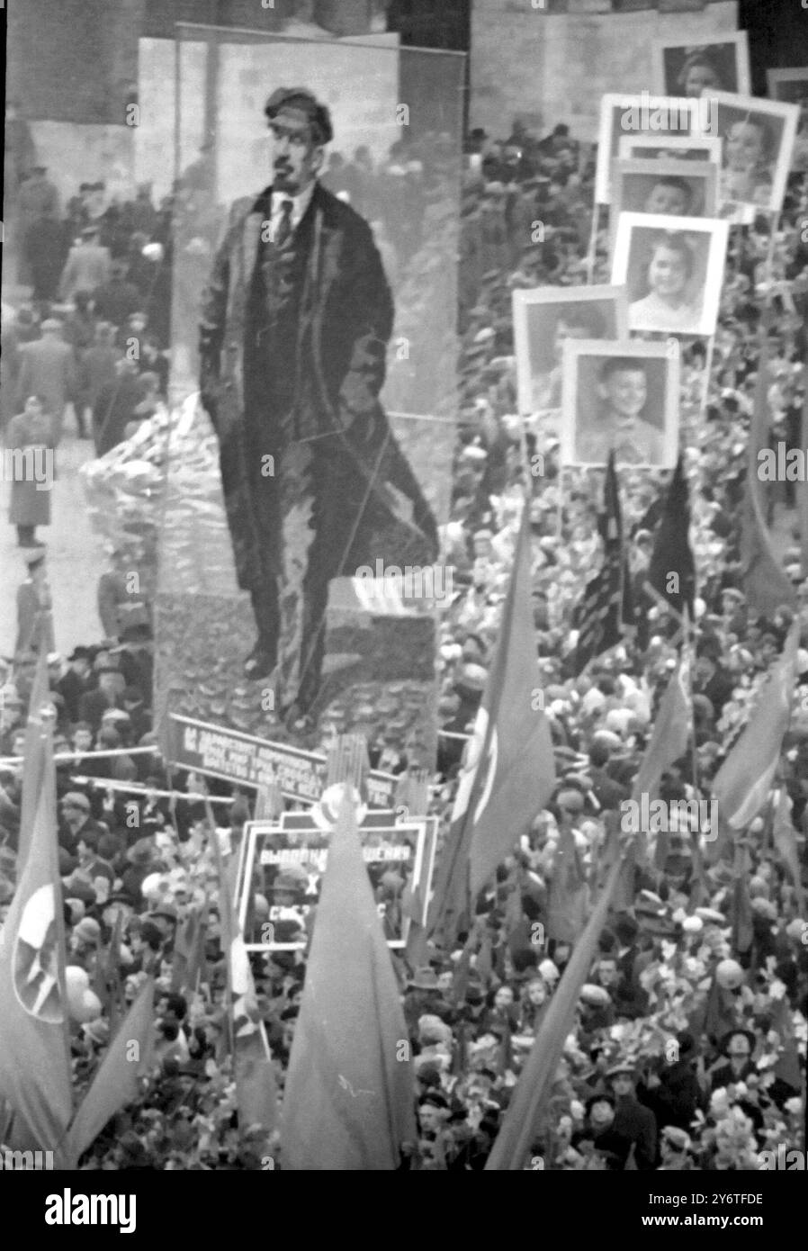 REVOLUTION ANNIVERSARY CELEBRATION PARADE IN MOSCOW - LENIN POSTER ON ...