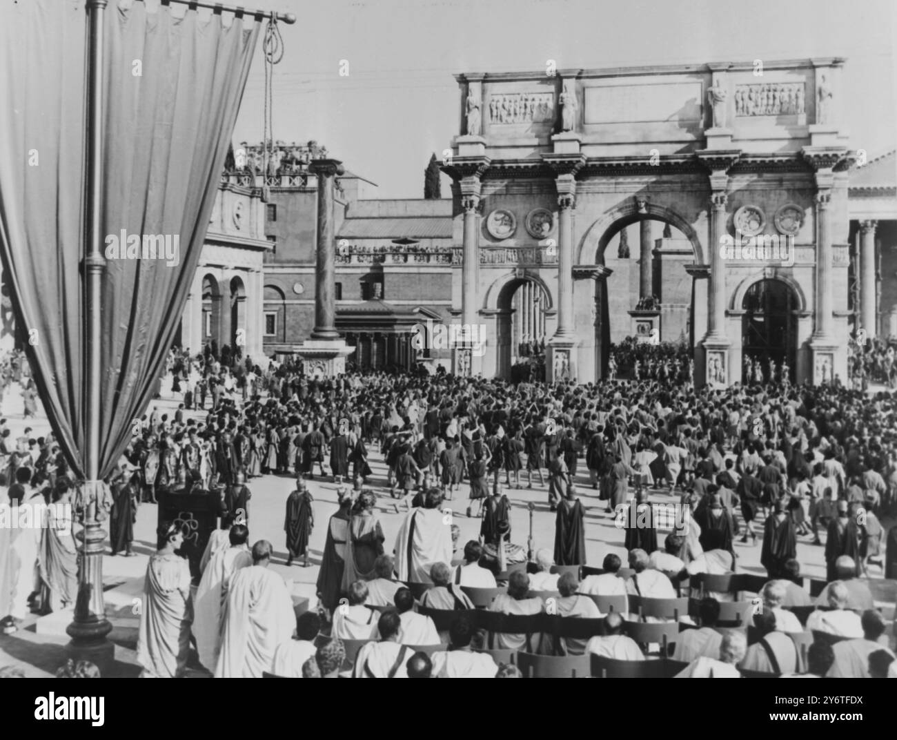 ACTRESS ELIZABETH TAYLOR FILMING CLEOPATRA IN ROME / 9 NOVEMBER 1961 ...