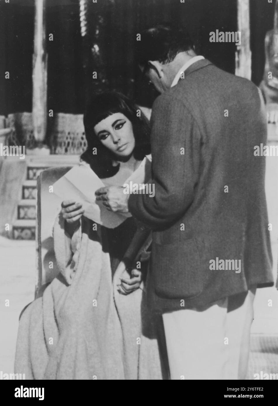 ACTRESS ELIZABETH TAYLOR FILMING CLEOPATRA IN ROME 9 NOVEMBER 1961 ...
