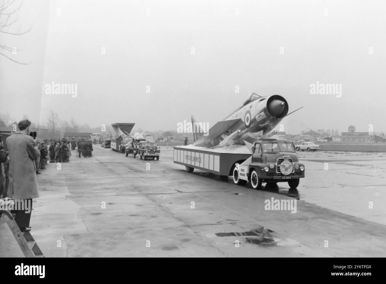 AVIATION LIGHTNING P1 RAF JET SUPER FIGHTER ON FLAOT - LORD MAYOR SHOW ...
