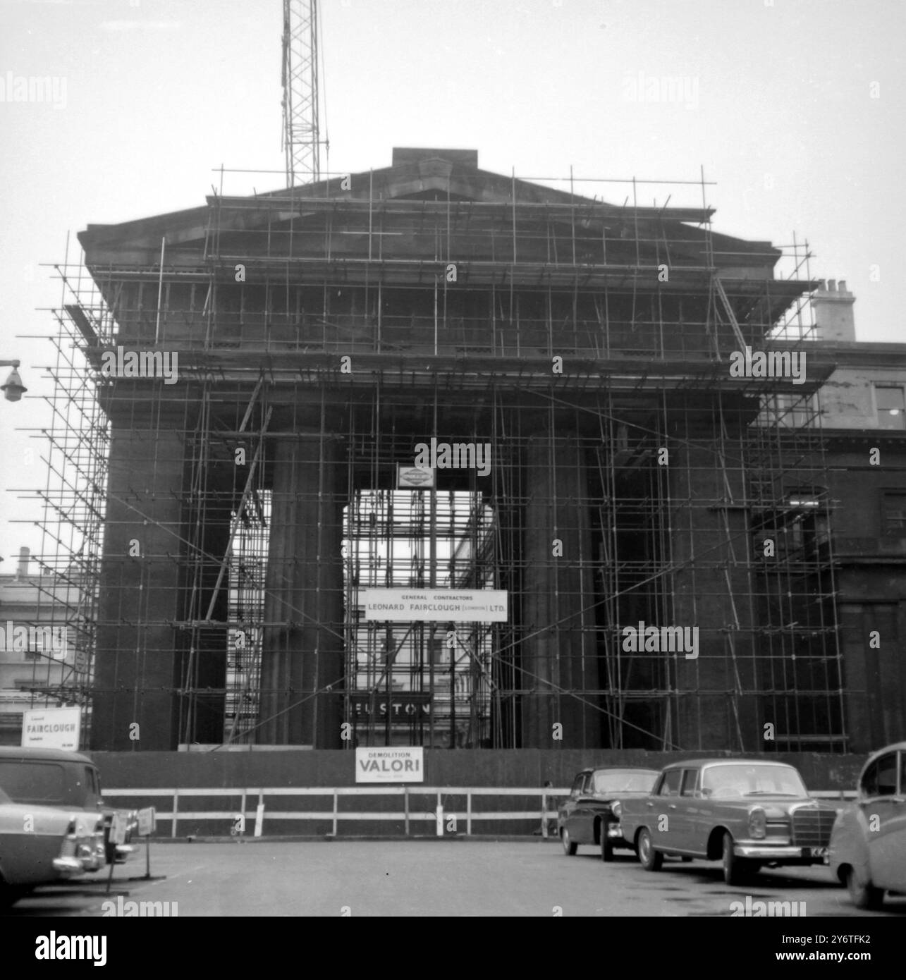 EUSTON STATION WORKMEN REMOVE THE ROOF OF ANCIENT DORIC ARCH LONDON 7 ...