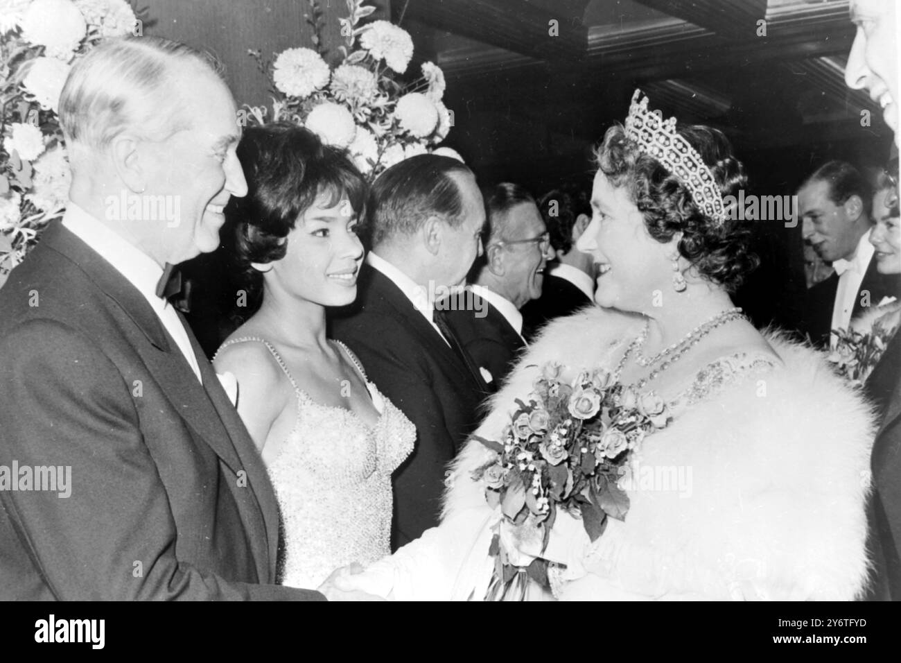 ELIZABETH THE QUEEN MOTHER WITH SHIRLEY BASSEY AT VARIETY PERFORMANCE ...