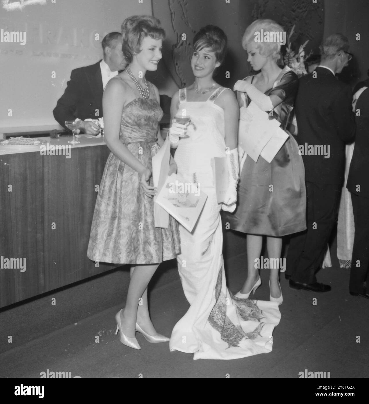 MISS SOUTH AFRICA YVONNE HULLEY WITH MISS ISRAEL ERRELA HOD IN LONDON 3 ...