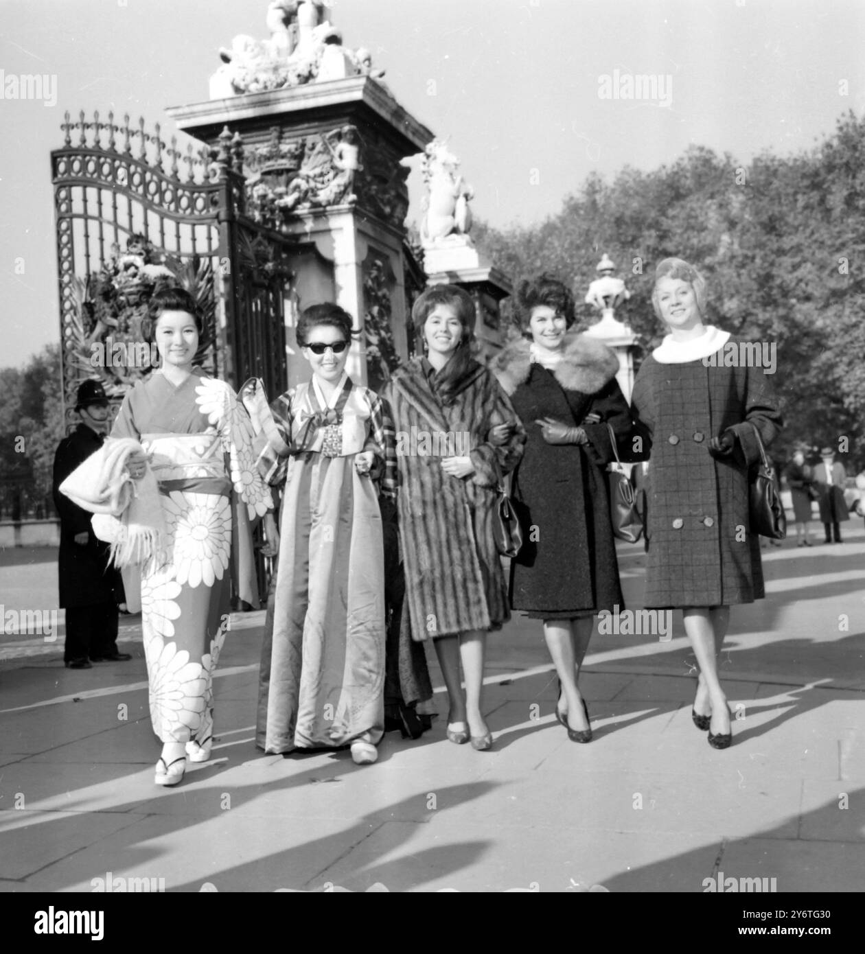 MISS WORLD CONTESTANTS IN LONDON 4 NOVEMBER 1961 Stock Photo - Alamy