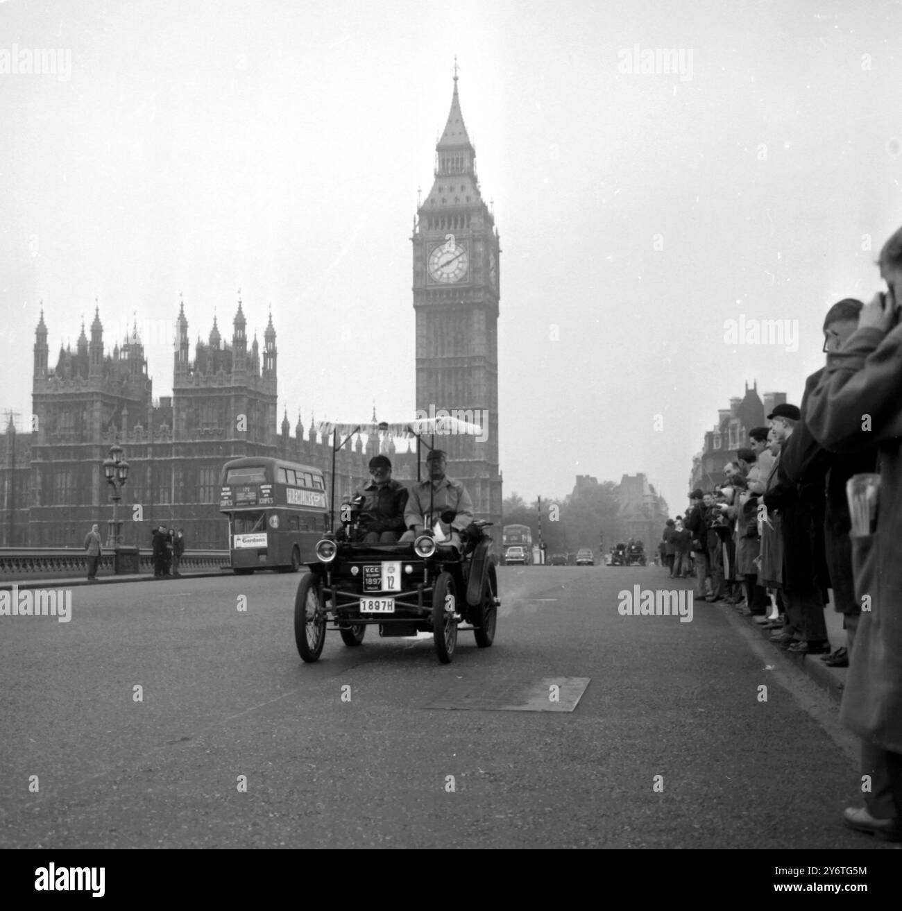 VETERAN RACE IN VINTAGE CARS IN LONDON NEAR HOUSES OF PARLIAMENT AND ...