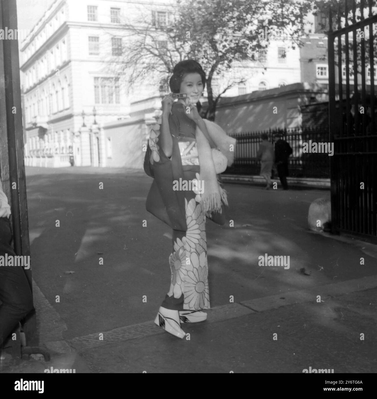 MISS JAPAN CHIE MURAKAMI AT CLARENCE HOUSE LONDON 4 NOVEMBER 1961 Stock Photo - Alamy