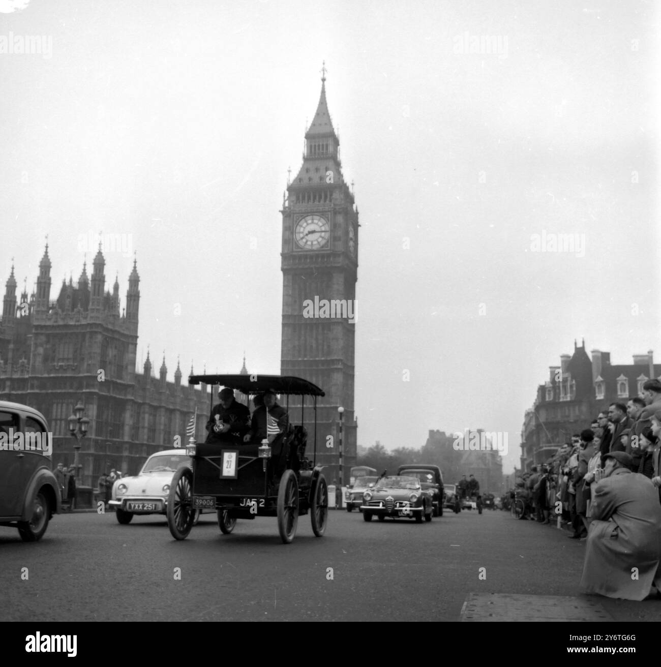 FROST J A 1899 HAYNES APPERSON CAR IN LONDON NEAR HOUSES OF PARLIAMENT ...