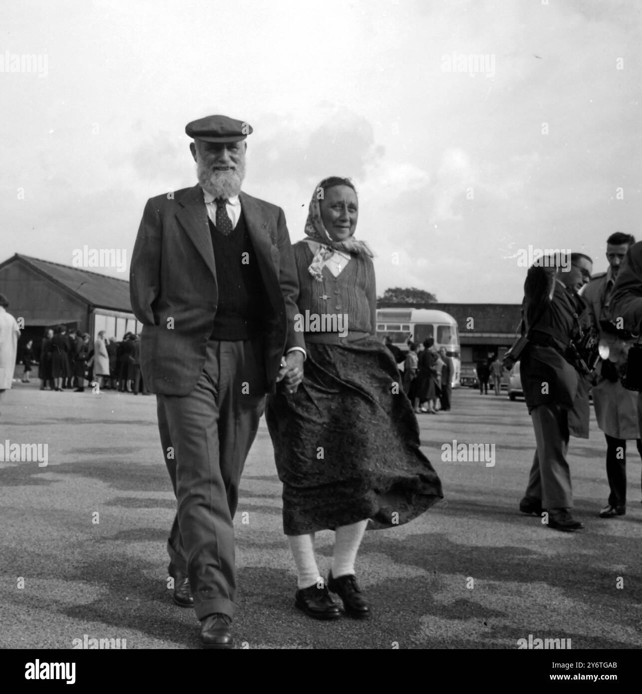 GORDON GLASS WITH WIFE SUSAN REFUGEES OF TRISTAN DA CUNHA VOLCANO ...