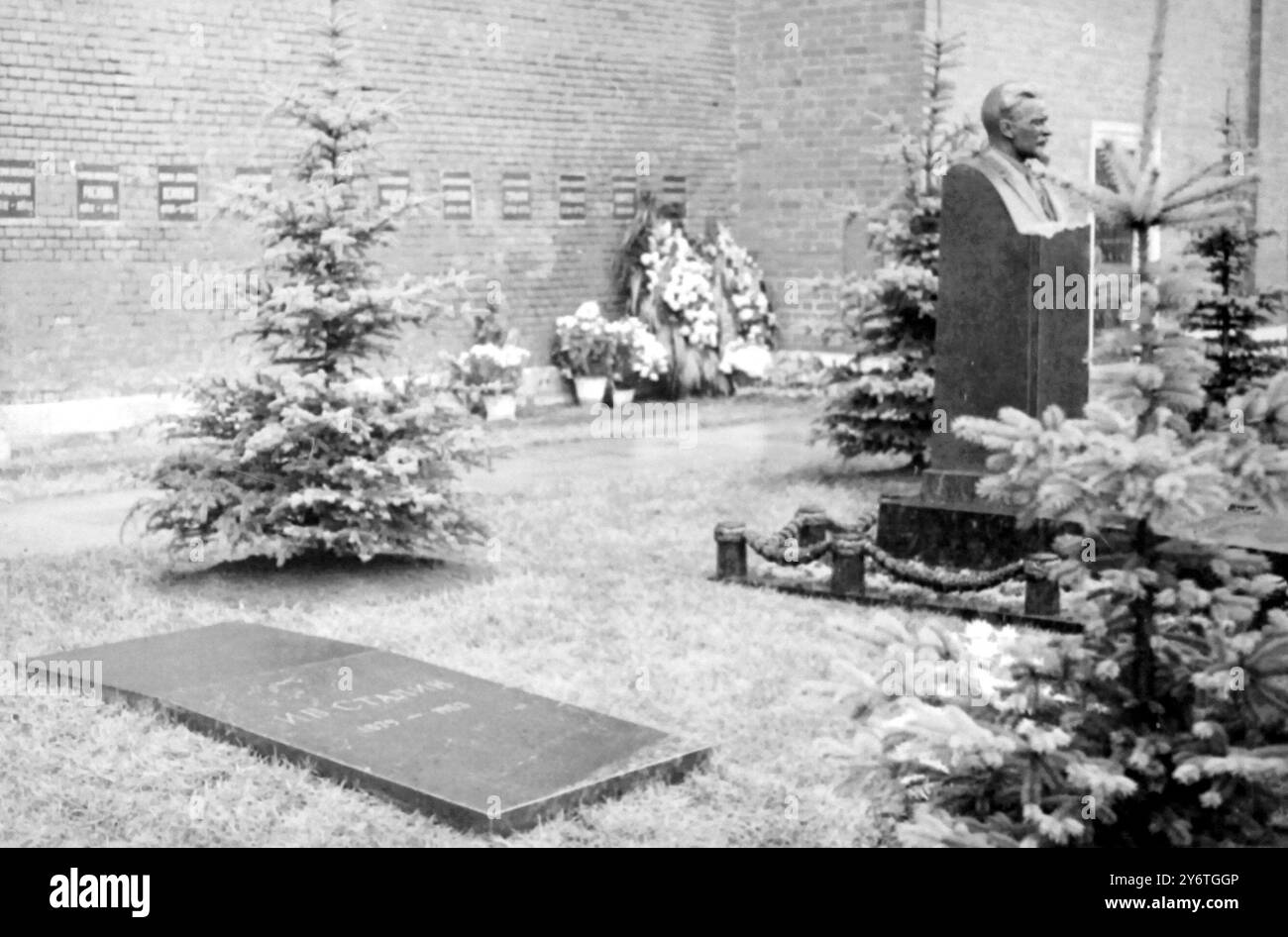 Stalin grave hi-res stock photography and images - Alamy