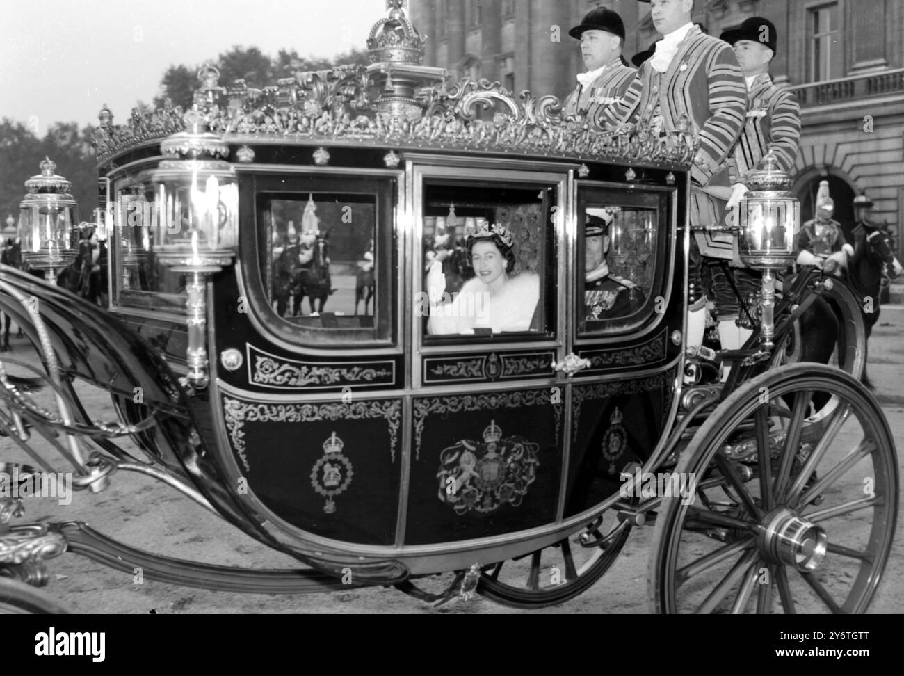 QUEEN ELIZABETH II WAVES FROM COACH AND LEAVES BUCKINGHAM PALACE IN ...