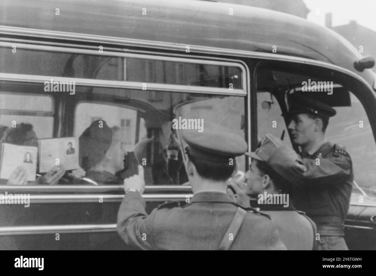 BRITISH ARMY SOLDIERS ON EAST GERMAN BORDER 31 OCTOBER 1961 Stock Photo ...