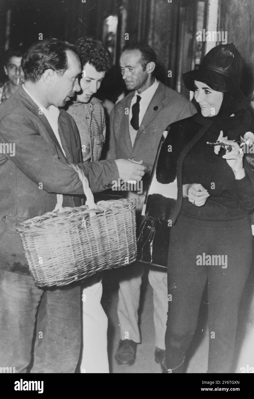 ACTRESS ELIZABETH TAYLOR FILMING CLEOPATRA IN ROME 1 NOVEMBER 1961 ...