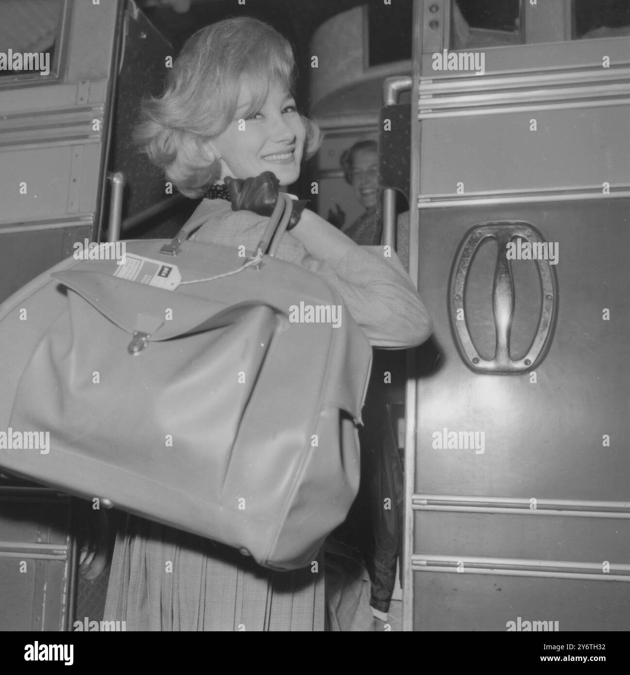 SINGER JOYCE BLAIR IN LONDON 27 OCTOBER 1961 Stock Photo - Alamy