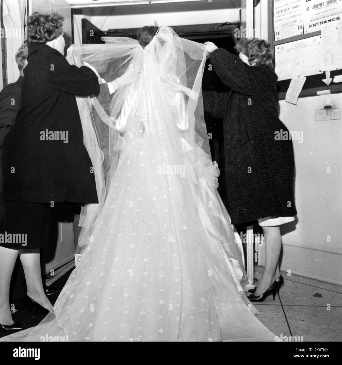 MAXINE BRODRICK WEDS RICHARD REDMAYNE IN LONDON / 25 OCTOBER 1961 Stock ...