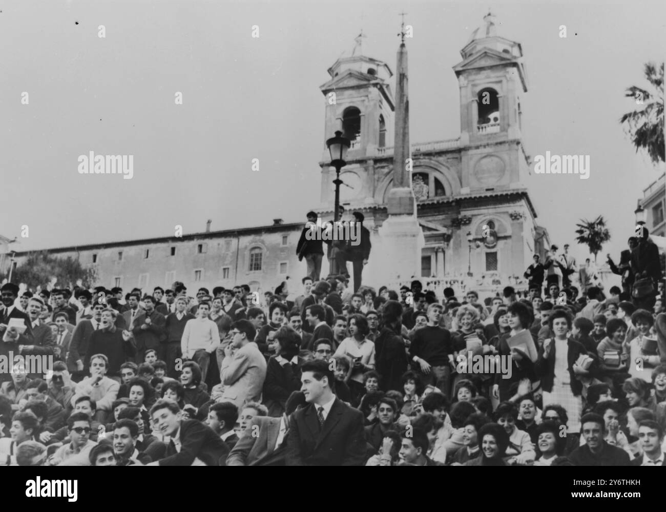 ROMAN SQUAT ON SPANISH STEPS IN ROME 25 OCTOBER 1961 Stock Photo - Alamy