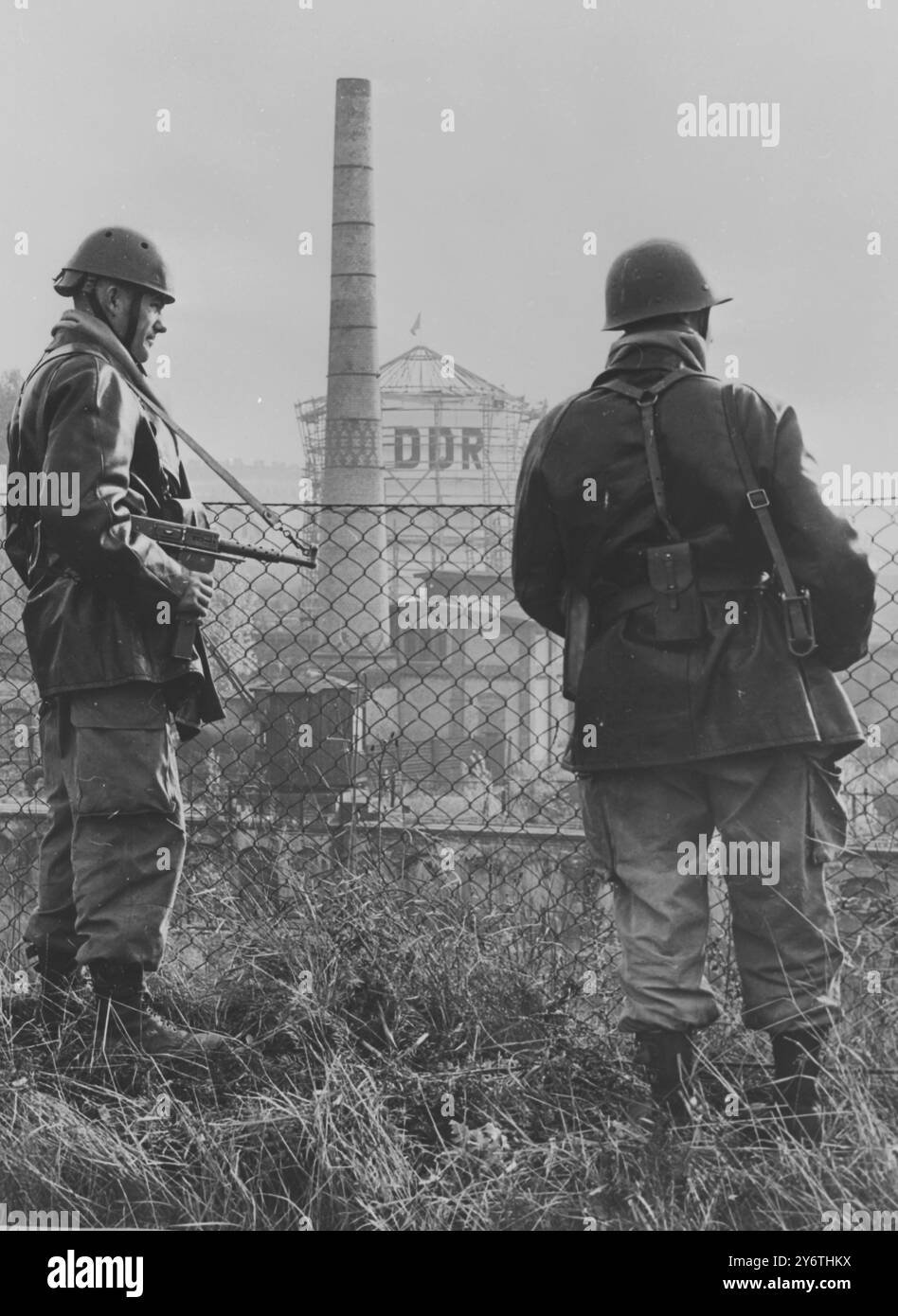 BORDER FRENCH SOLDIERS WITH ARMED MACHINE GUNS BERLIN 25 OCTOBER 1961 ...