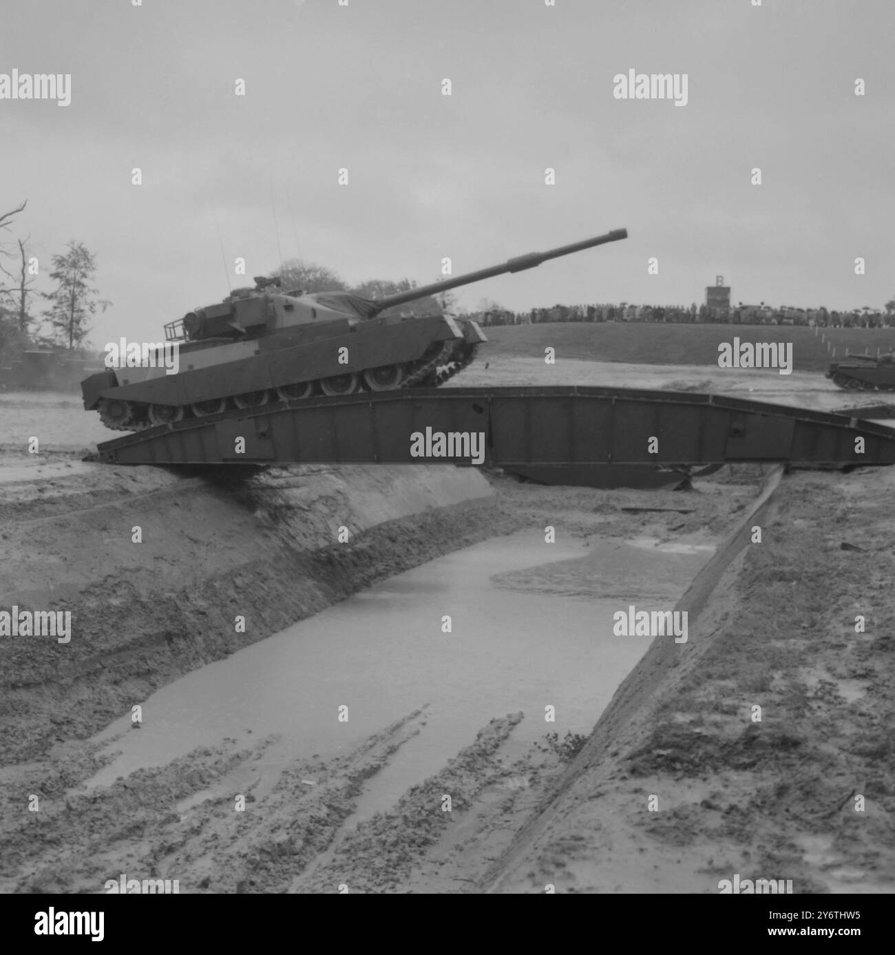 BRITISH ARMY NEW CHIEFTAIN TANK ON SHOW 24 OCTOBER 1961 Stock Photo - Alamy