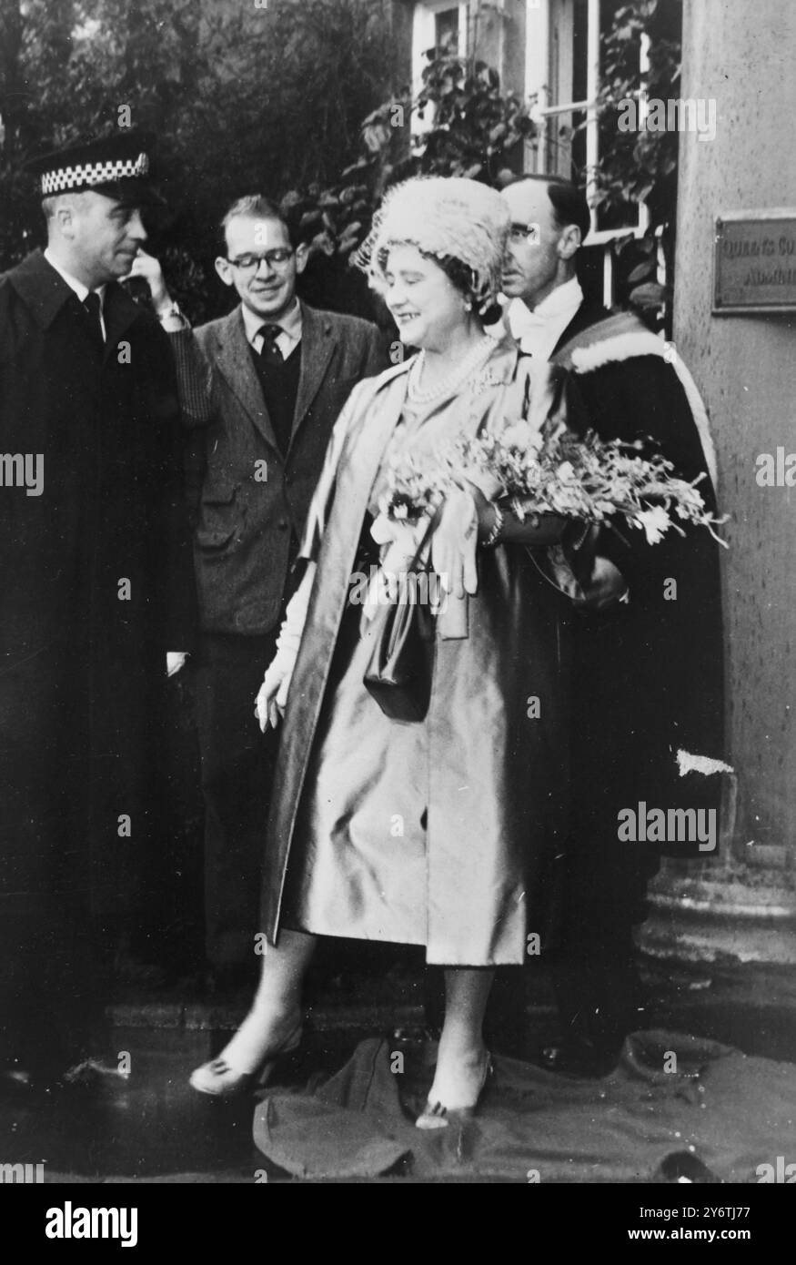 THE QUEEN MOTHER ELIZABETH STEPS ON COAT OVER PUDDLE AT ST ANDREWS 21 ...