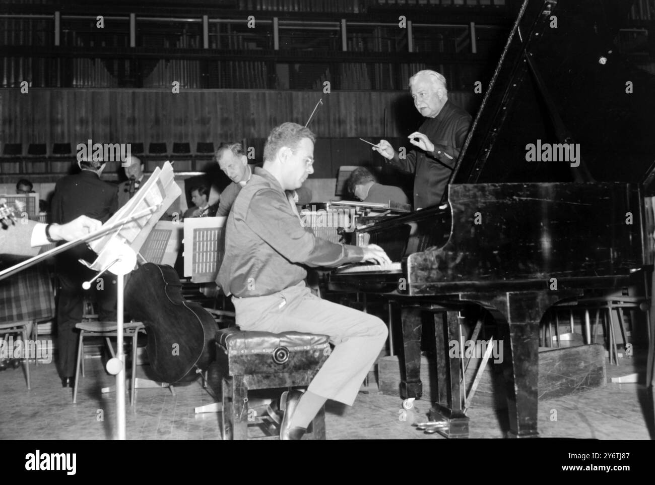 CONDUCTOR ARTHUR FIEDLER WITH ORCHESTRA IN LONDON 21 OCTOBER 1961 Stock ...