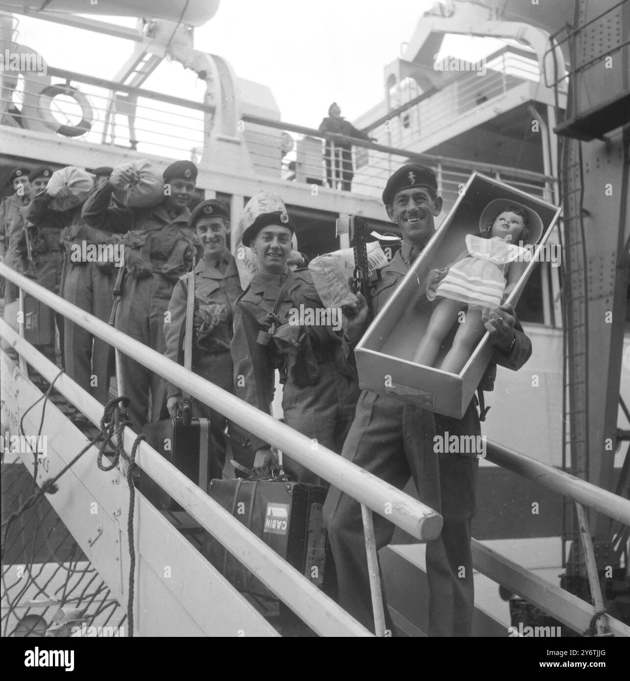 BRITISH ARMY GRENADIER GUARDS ARRIVE BACK FROM CAMEROONS 19 OCTOBER ...
